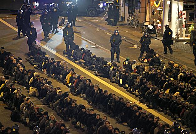 Thousands protest at Copenhagen climate summit