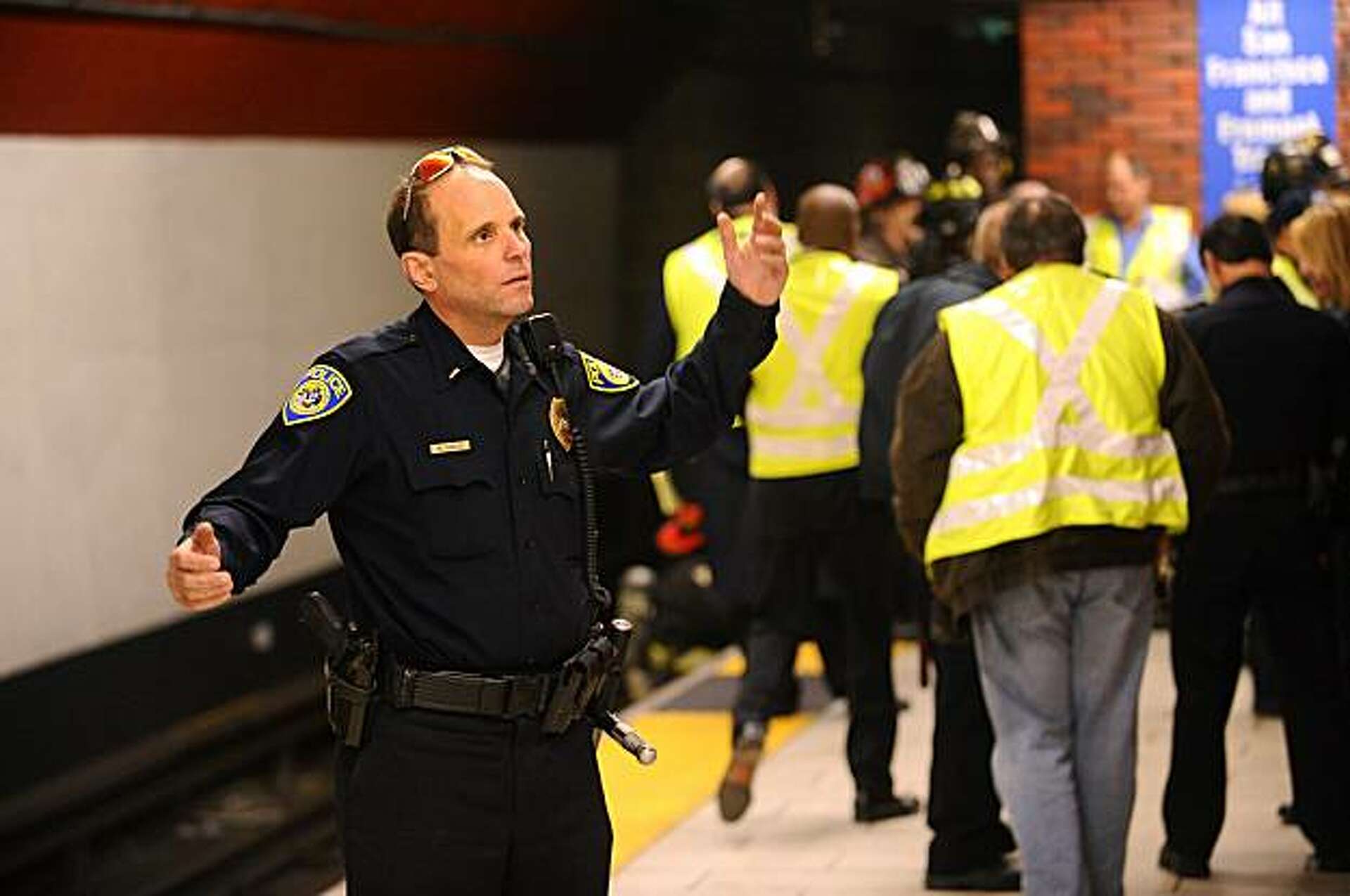 BART train derails in Oakland