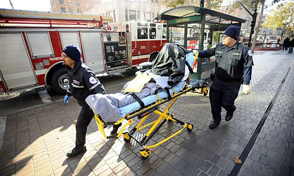 BART train derails in Oakland