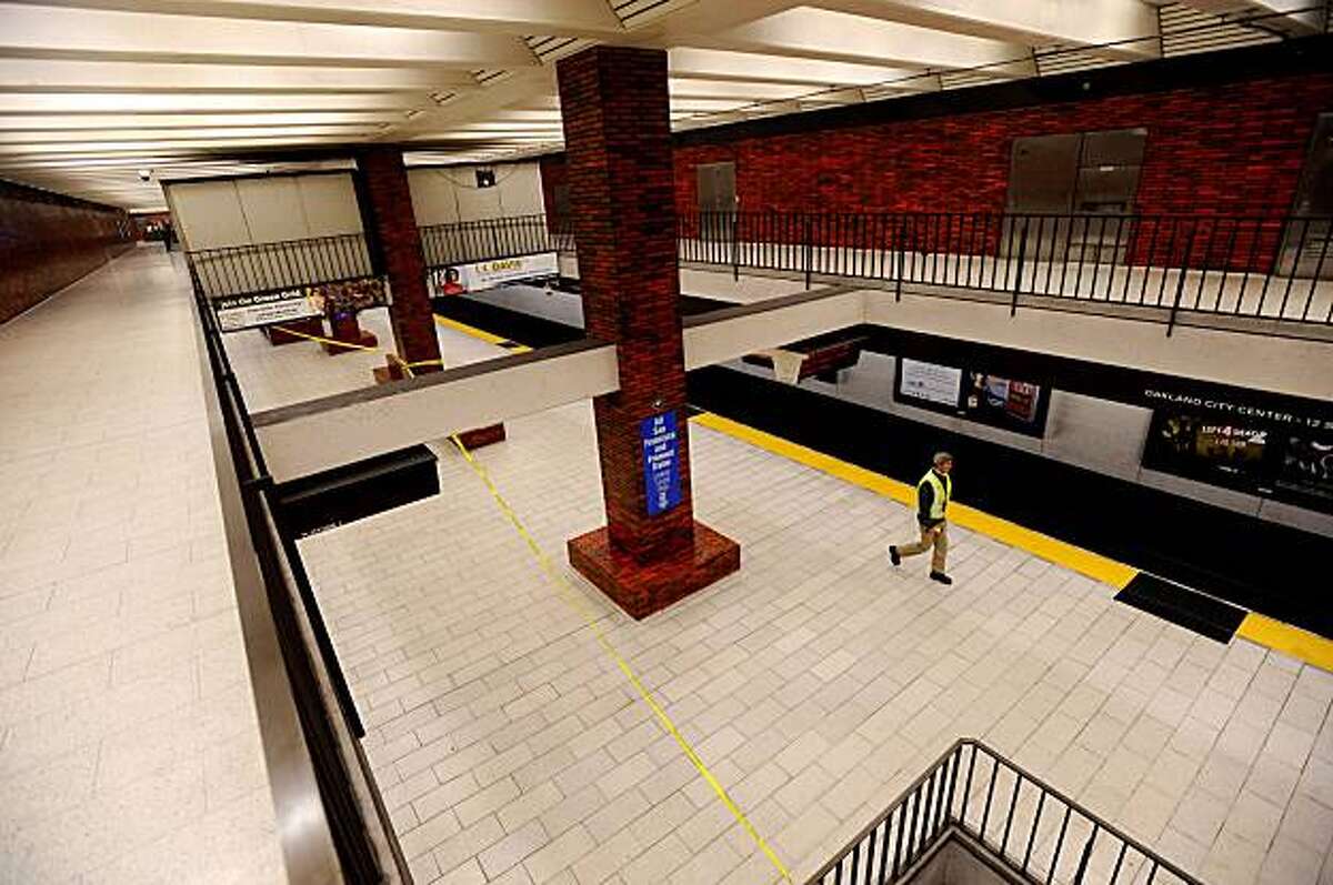 BART train derails in Oakland