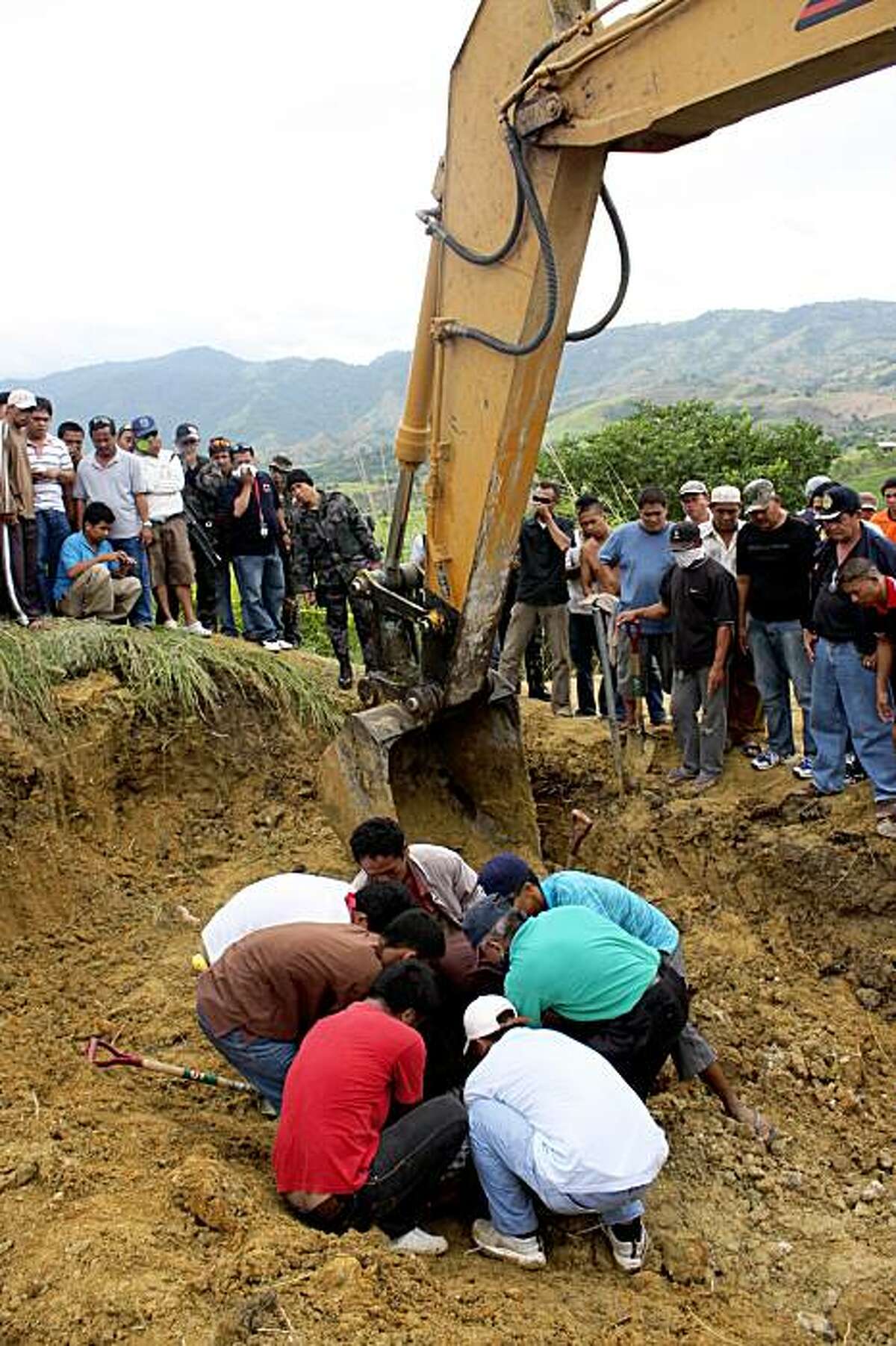 More bodies found from Philippines massacre