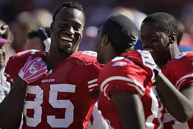 Pretty in pink: 49ers help cause