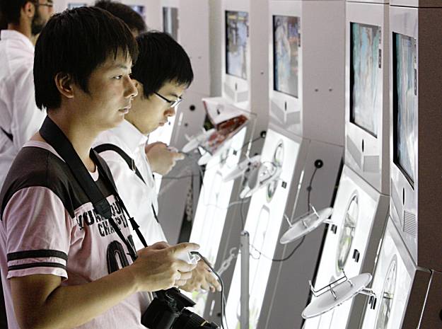 Consolemakers prep for motion control battle
