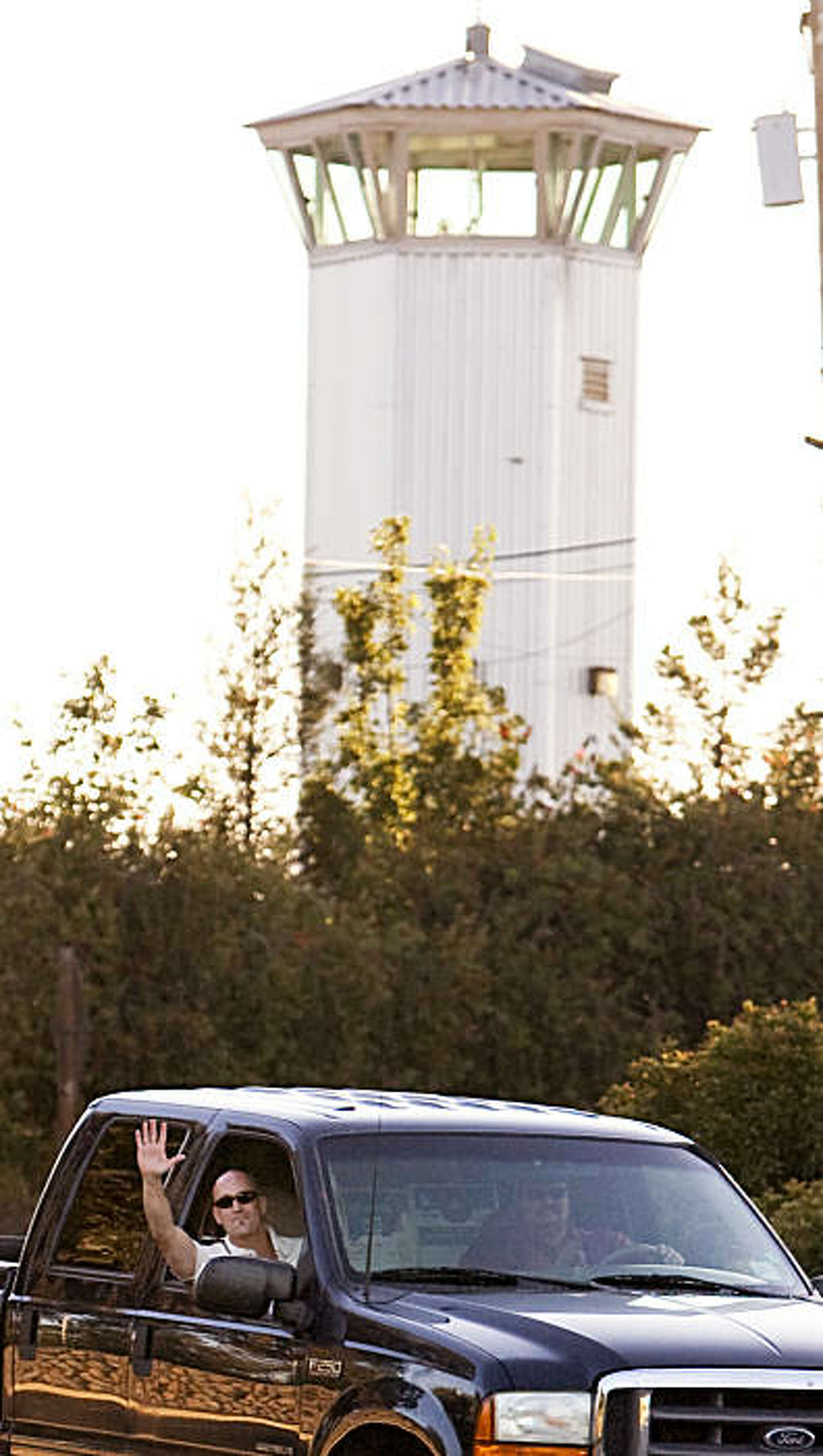 Judge overturns 1985 murder verdict, man freed