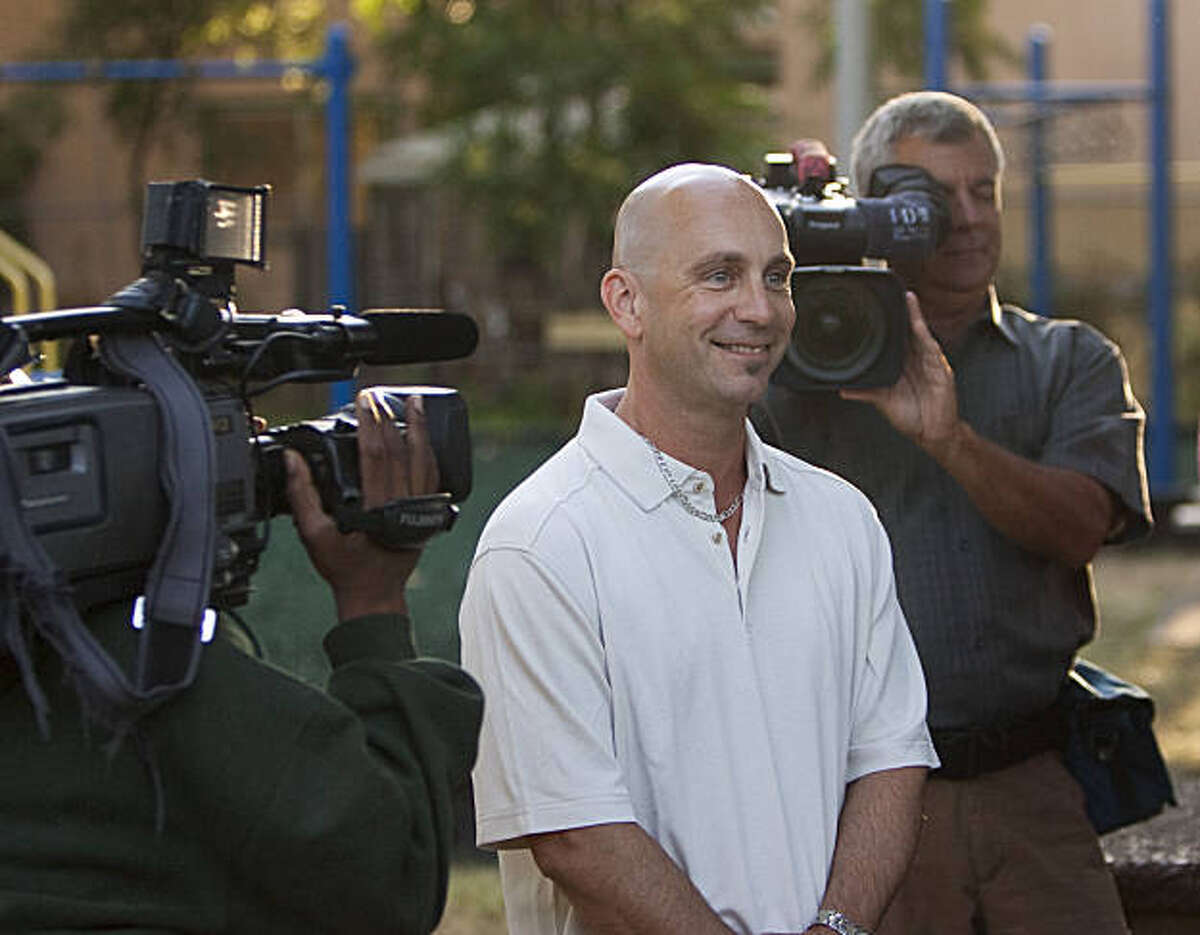 Judge overturns 1985 murder verdict, man freed