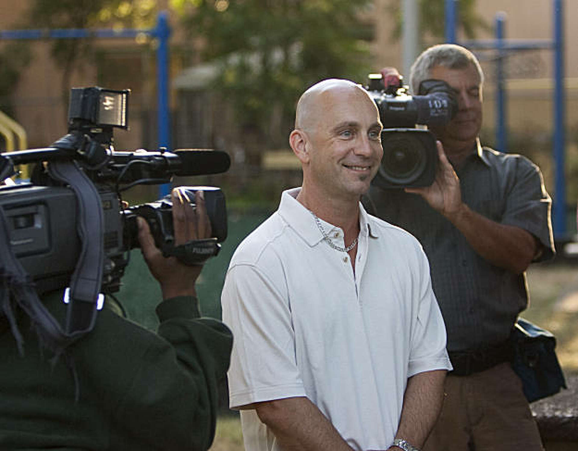 Judge overturns 1985 murder verdict, man freed