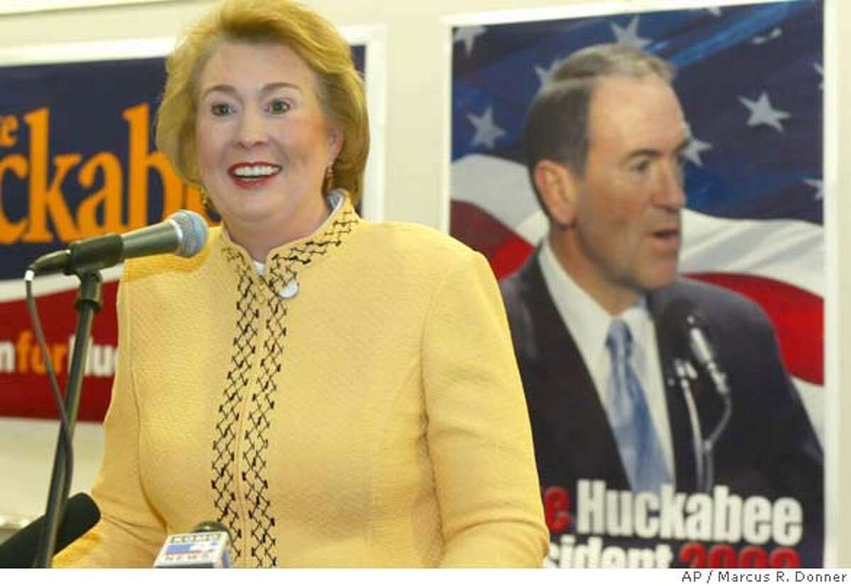 Huckabee's wife takes a breather at a Vegas fight, rests at Hooters