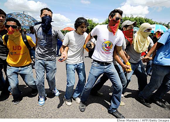 Thousands rally for Honduras' rival presidents