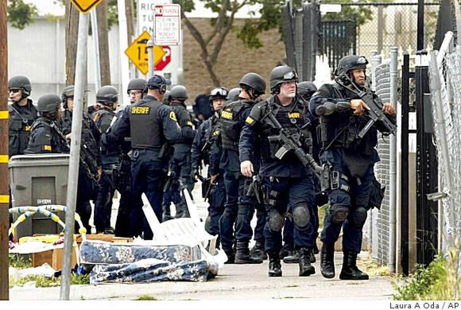 Oakland SWAT team ends standoff with arrests - SFGate