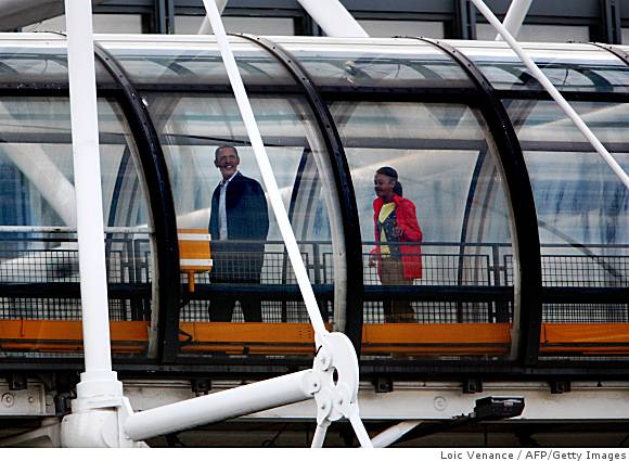 Adoring crowds follow first family in Paris