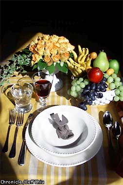 SET TO ENTERTAIN / Dramatic tabletops invite fall dinner guests