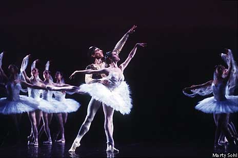 Ballet Shows Esprit de Corps / Training triumphs in `La Bayadere'