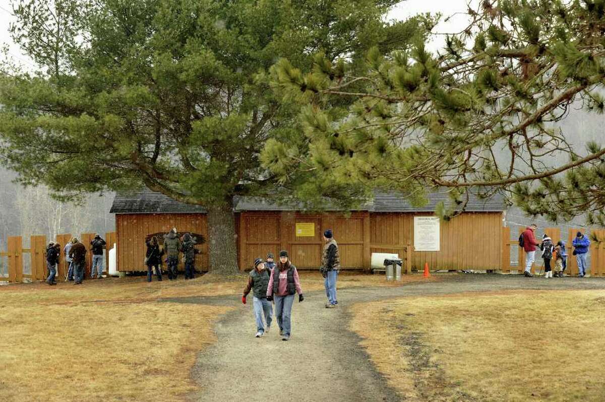 Eagle watchers flock to Shepaug Dam