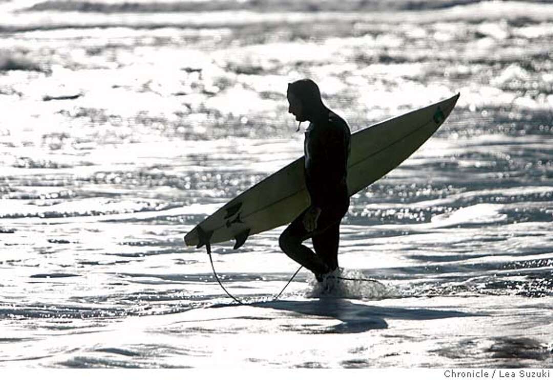 SAN FRANCISCO / Surfer dies off Ocean Beach