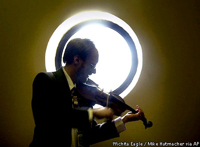 Day in Pictures, March 6, 2001
