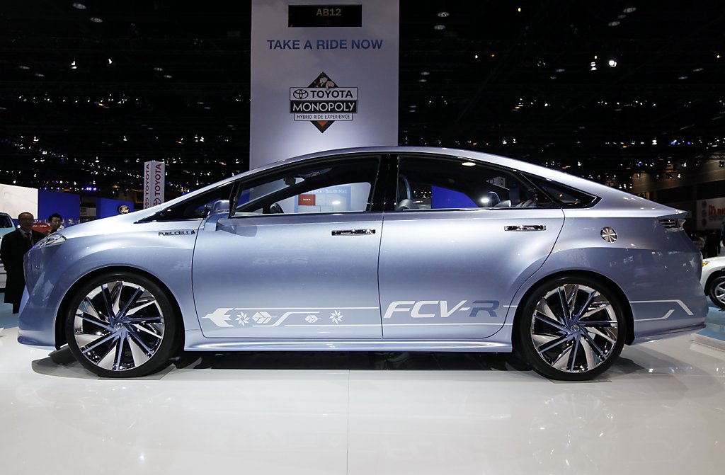 Toyota seeks Prius-like success with 2015 fuel-cell model