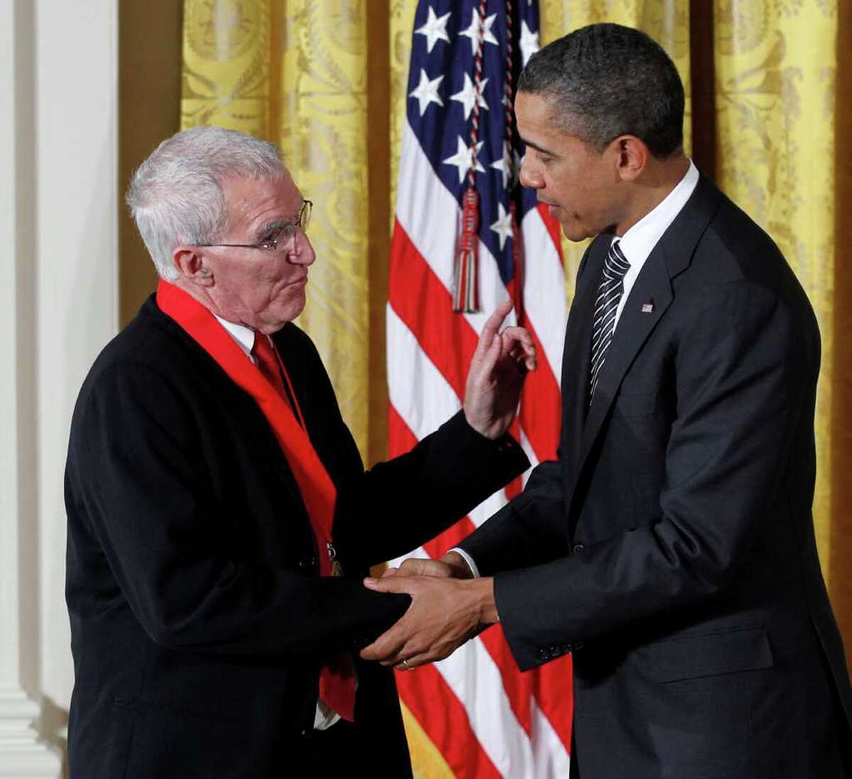 Obama honors achievements in arts, humanities