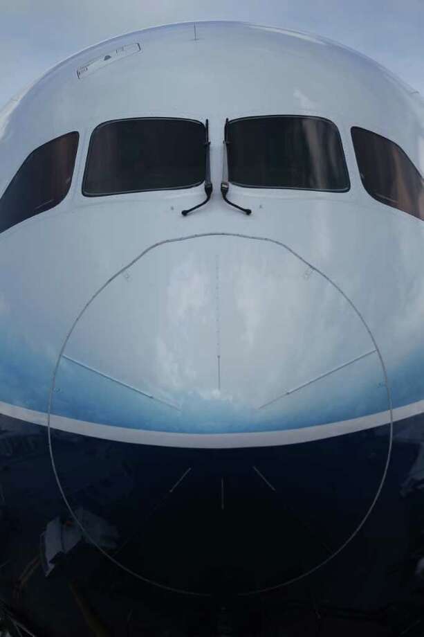 Boeing 787 Dreamliner lands at Singapore Airshow - seattlepi.com