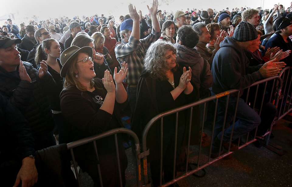 Warren Hellman honored by thousands at music fest