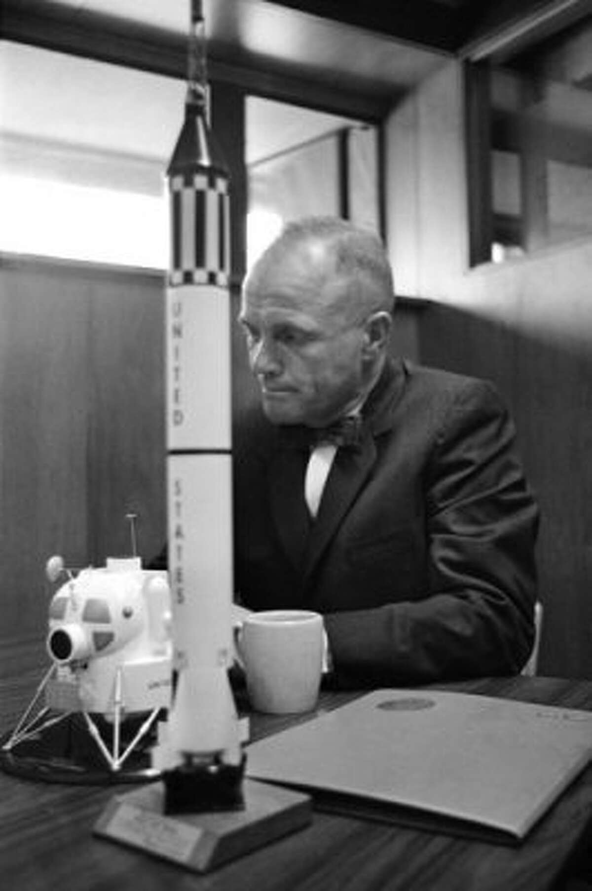 The story behind the 'fireflies' that astronaut John Glenn saw in space