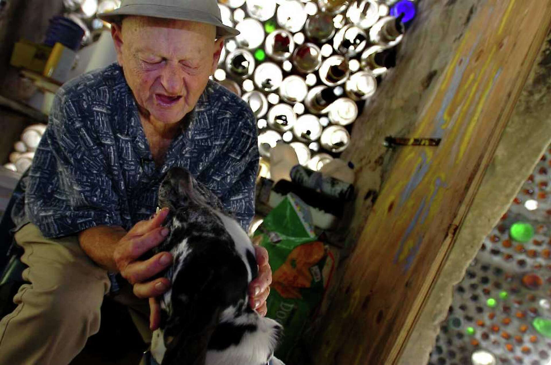 Local artist, sculptor Charlie Stagg dies