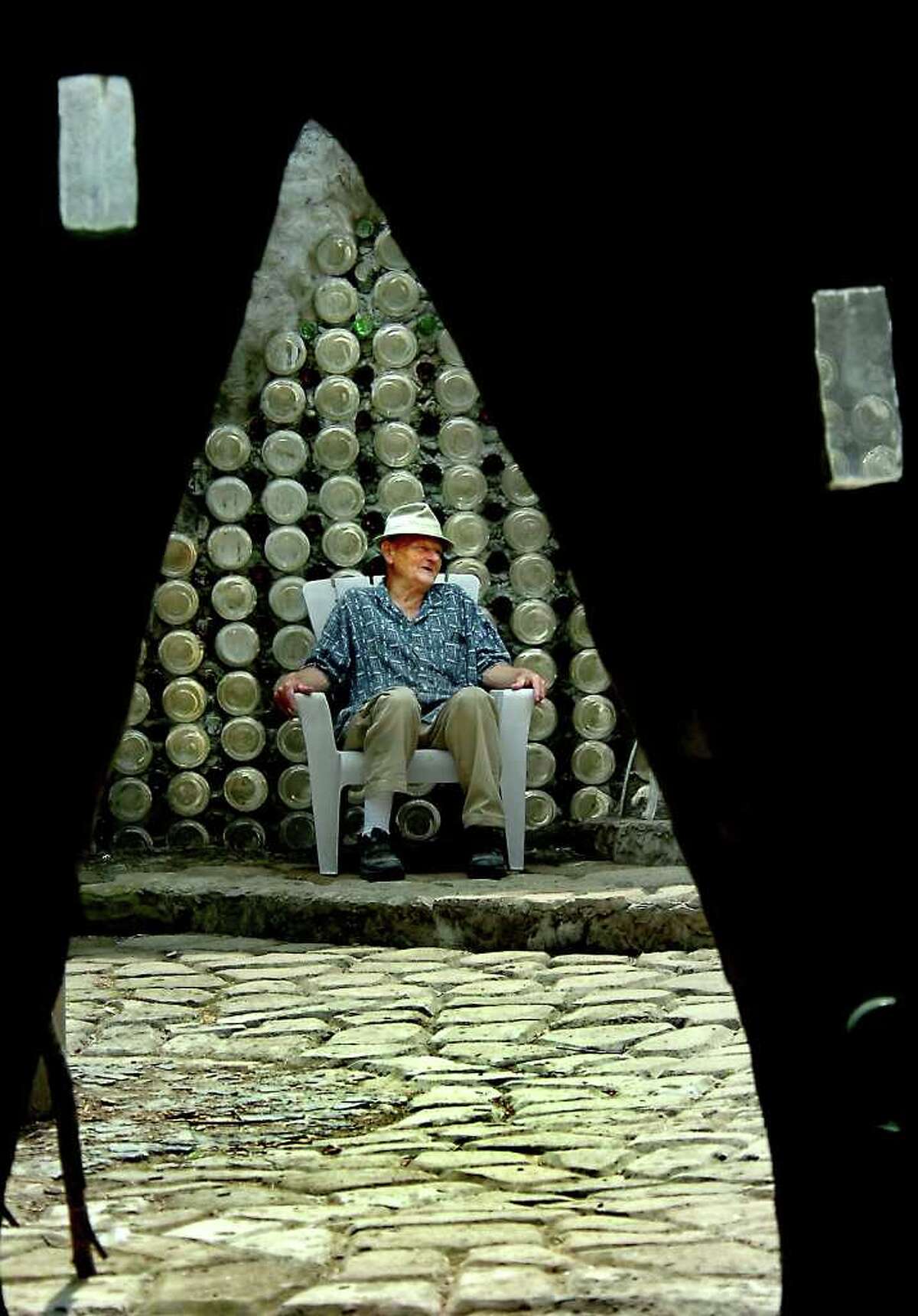 Local artist, sculptor Charlie Stagg dies