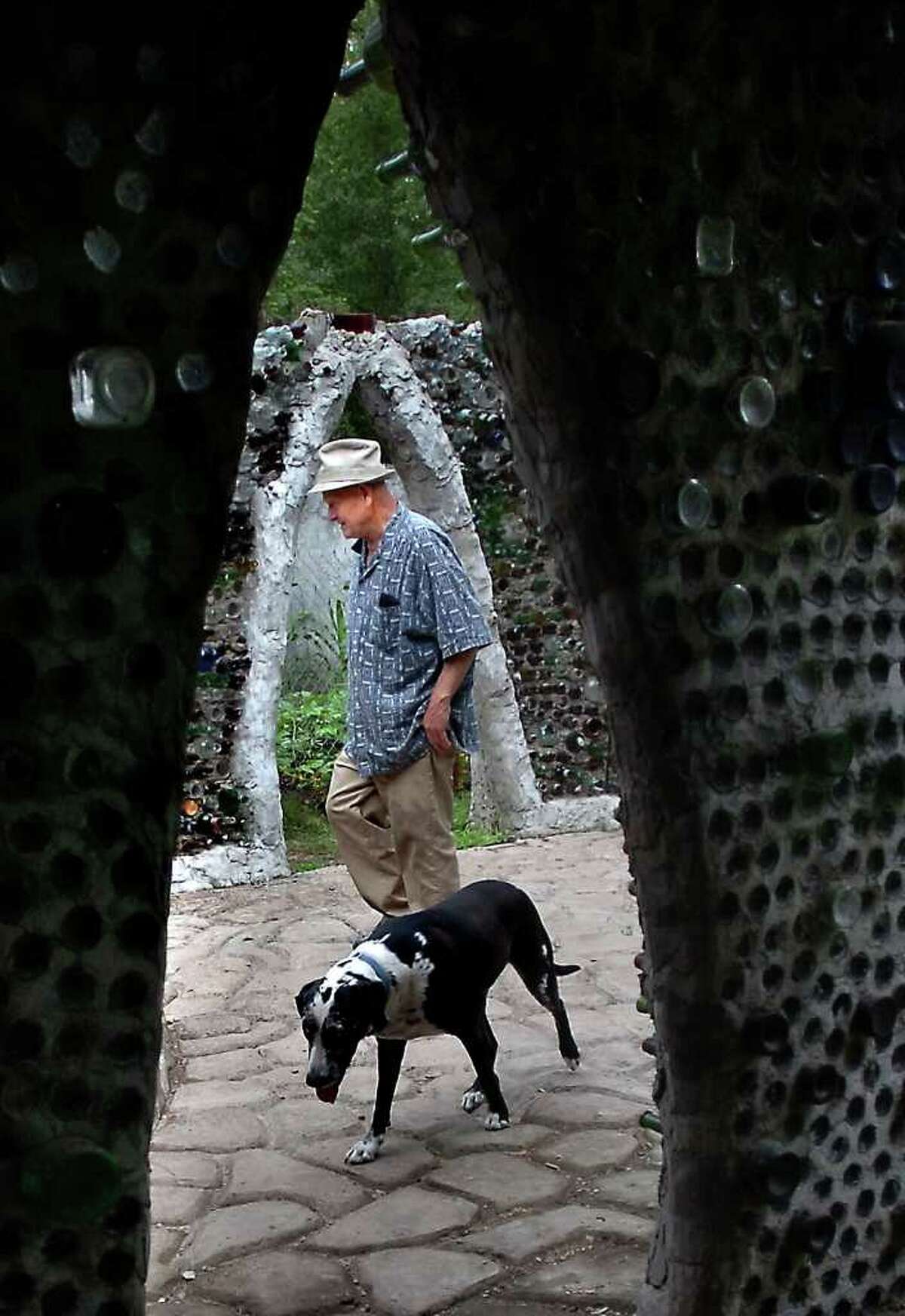 Local artist, sculptor Charlie Stagg dies