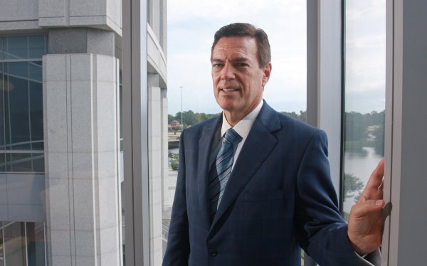 Anadarko's Walker to replace Hackett as CEO