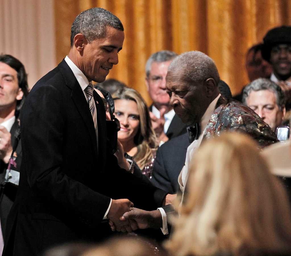 Obama joins Jagger, B.B. King, to belt out blues