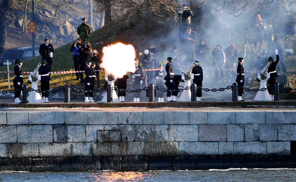 News of the world in photos: Cannon fire announces royal birth