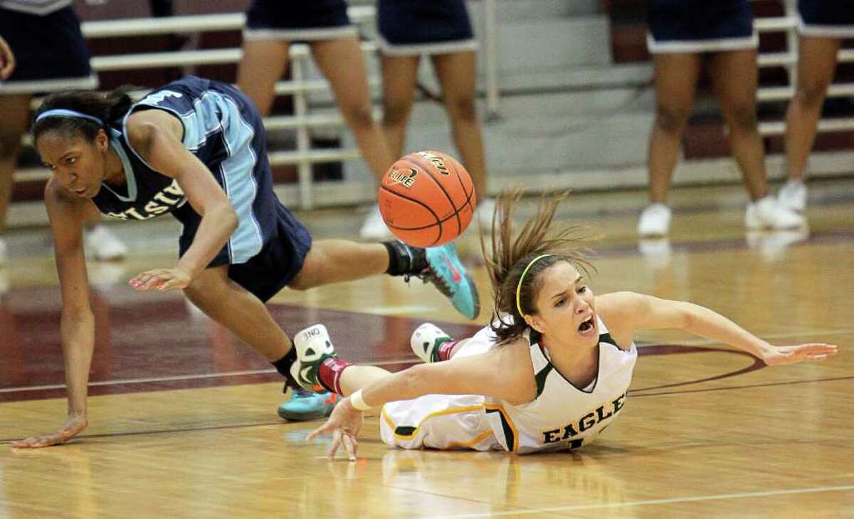 Cy Falls girls hold off Elsik, clinch first trip to state tournament