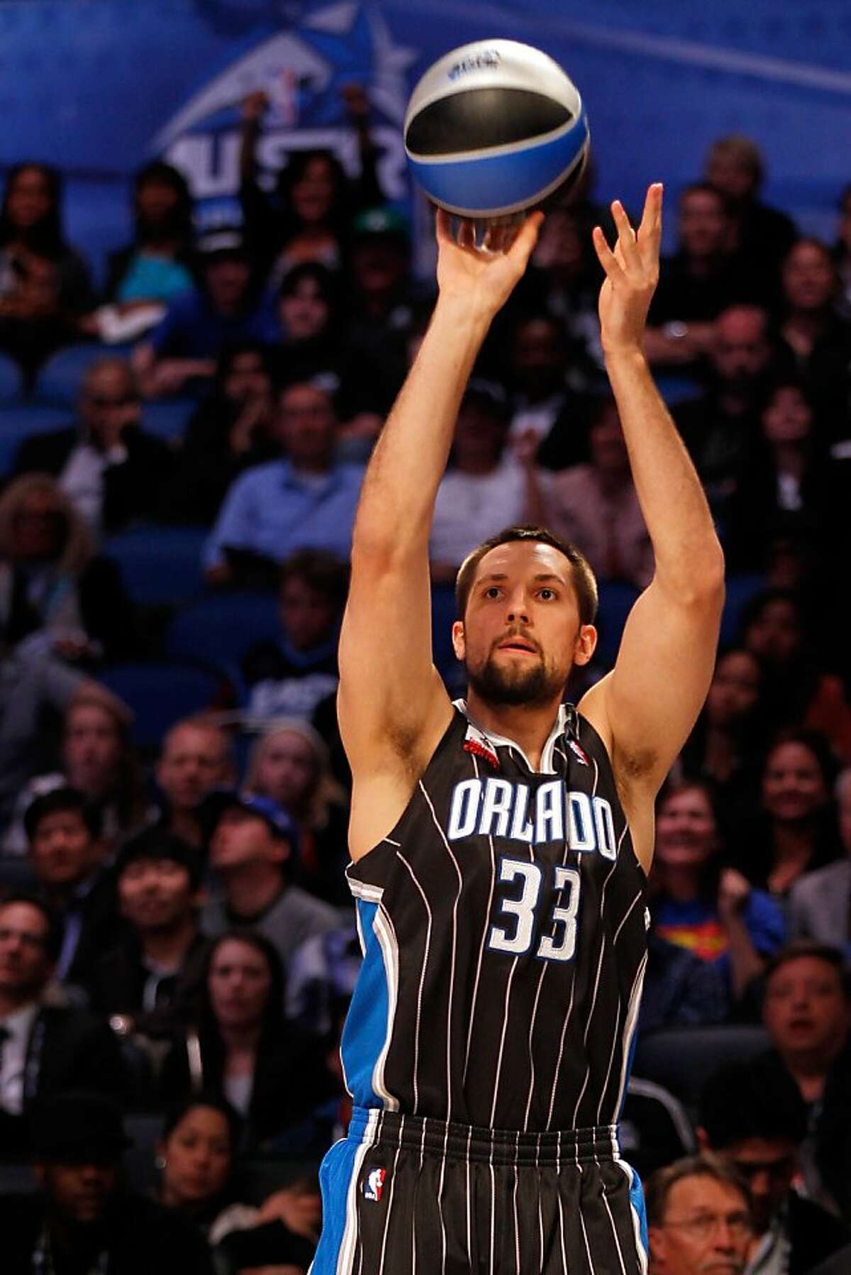 Evans parlays hops, creativity into dunk crown