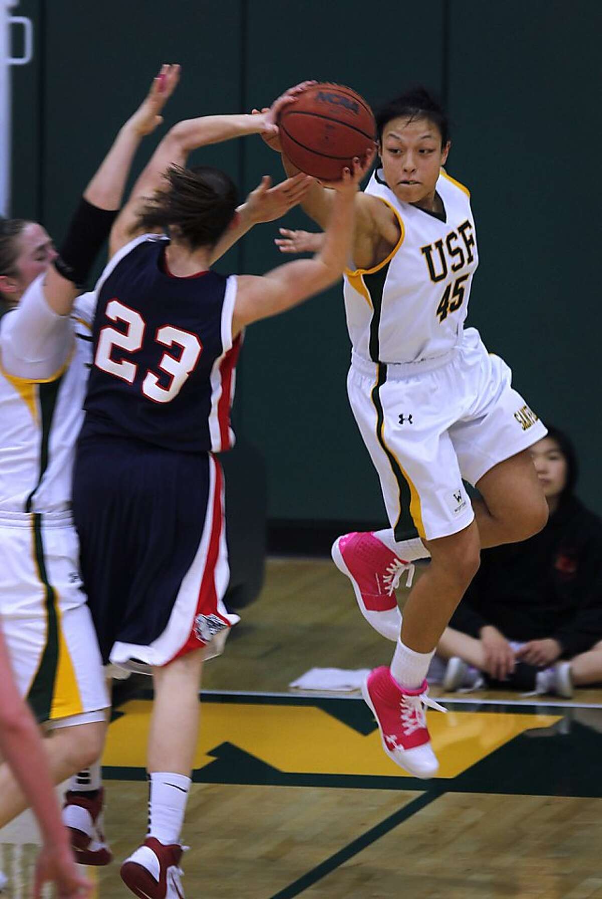 Refugees takes hope from daughter's hoops success