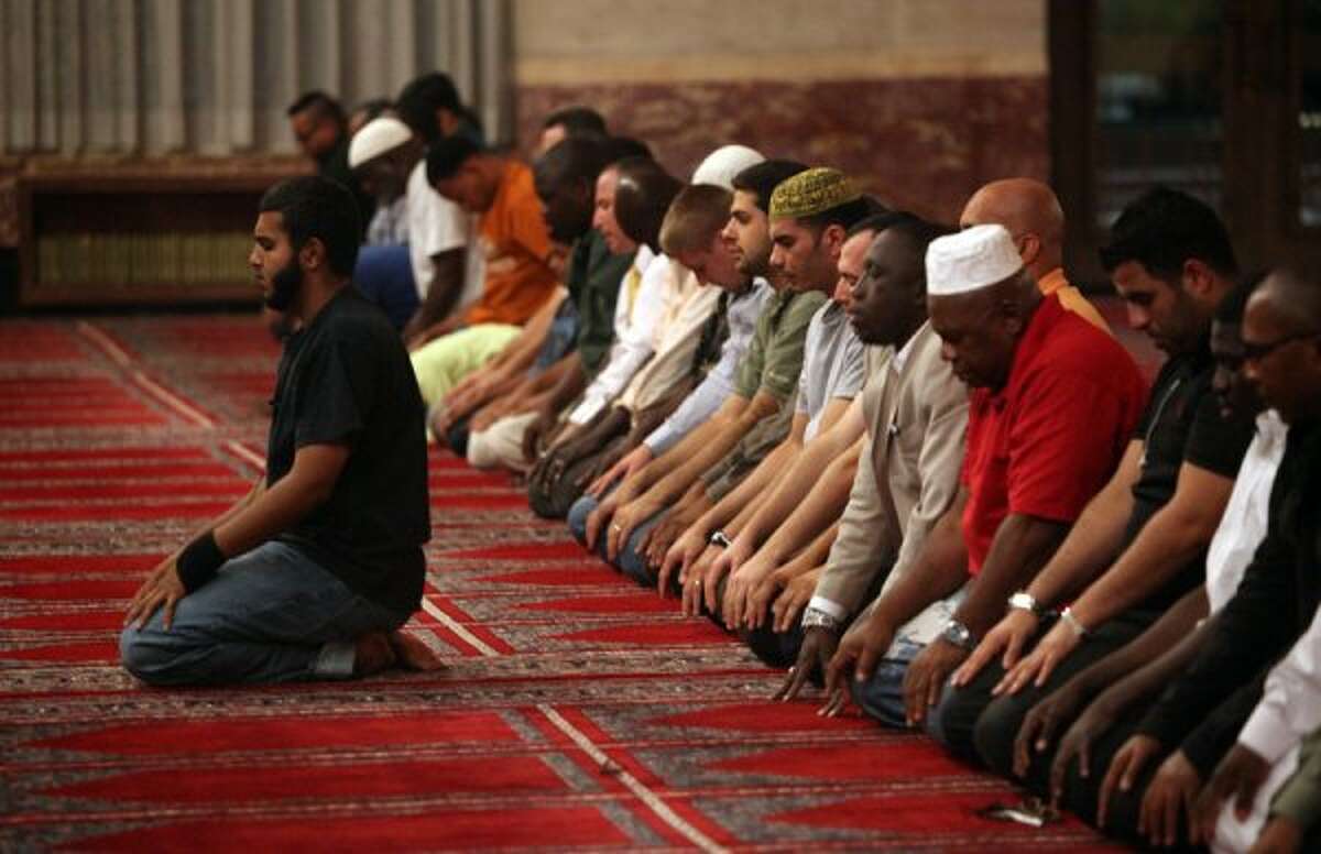 Texas town's synagogue hands keys to Muslim worshipers after mosque burns