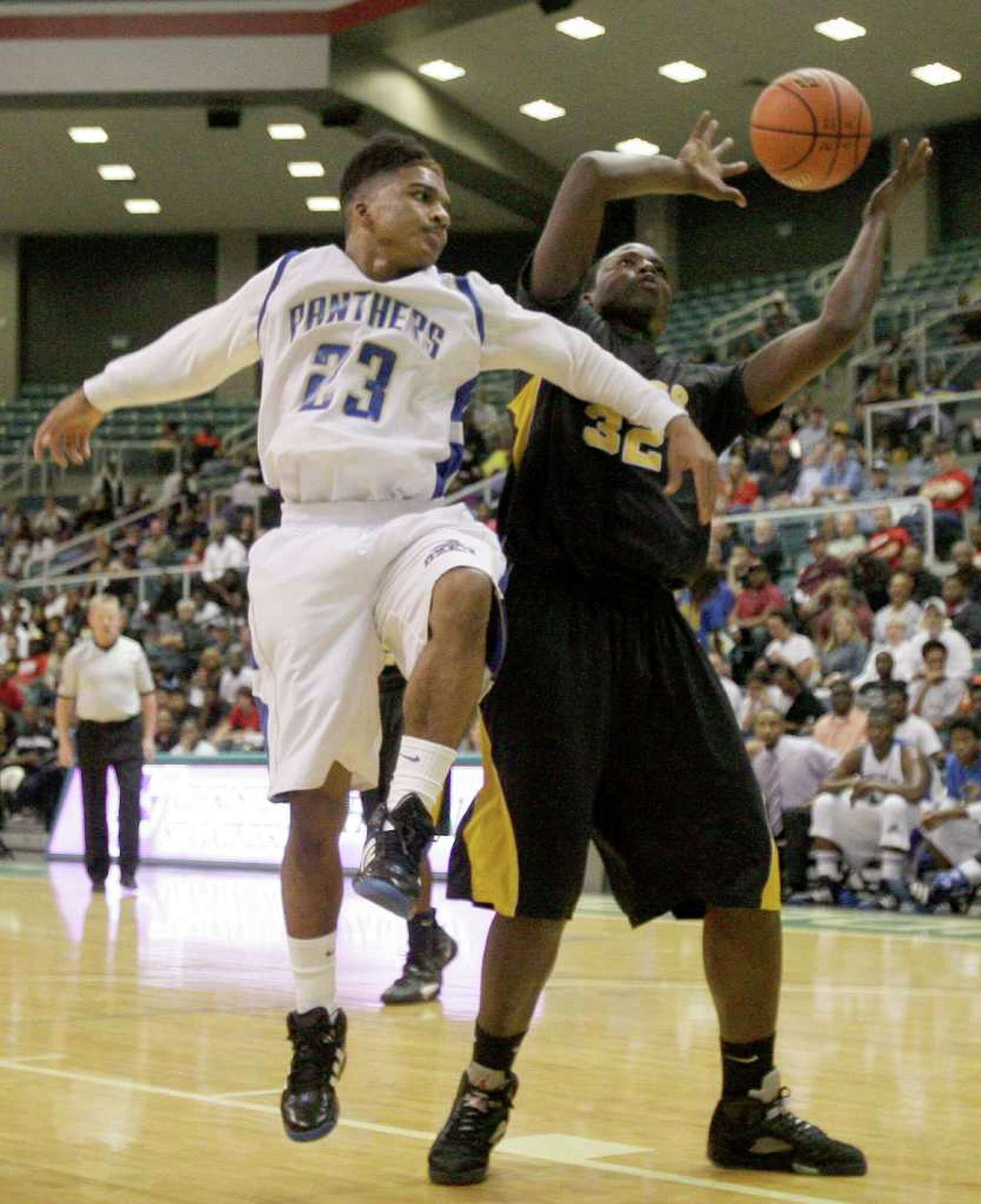 Ozen boys basketball team loses to Jones by 1