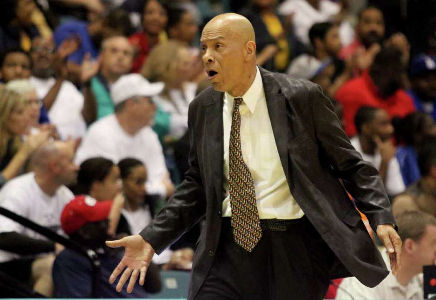Ozen boys basketball team loses to Jones by 1