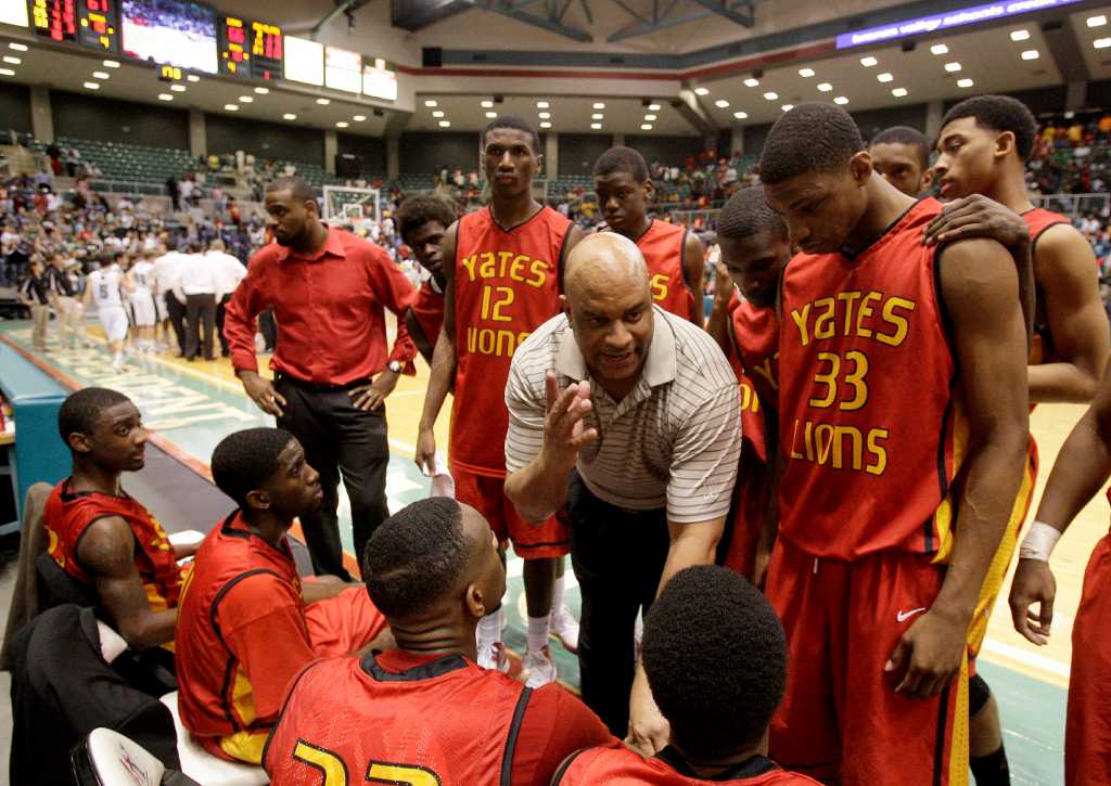 Top-ranked Yates benefits from a bit of adversity