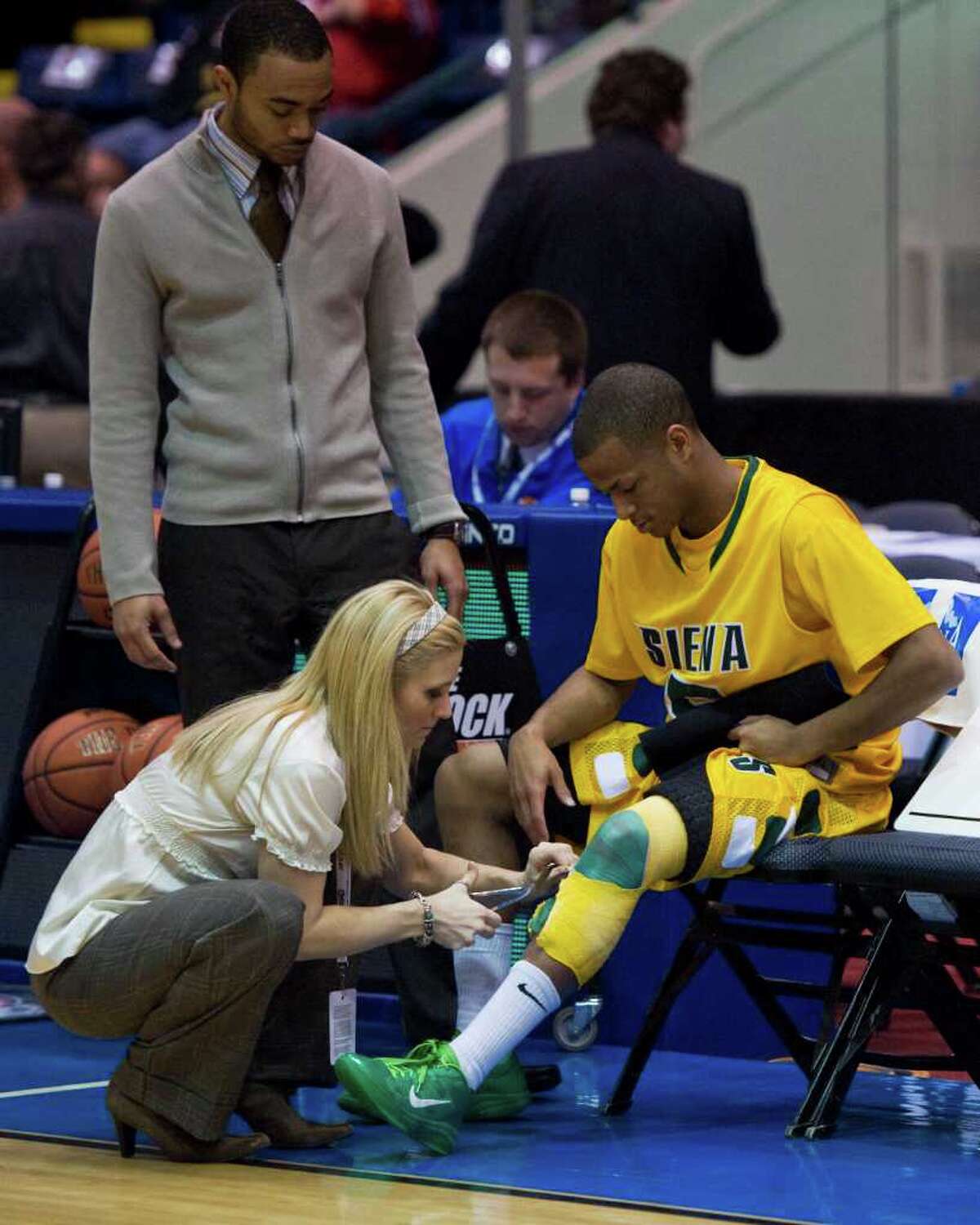 Siena outlasts Manhattan 84-82 in overtime