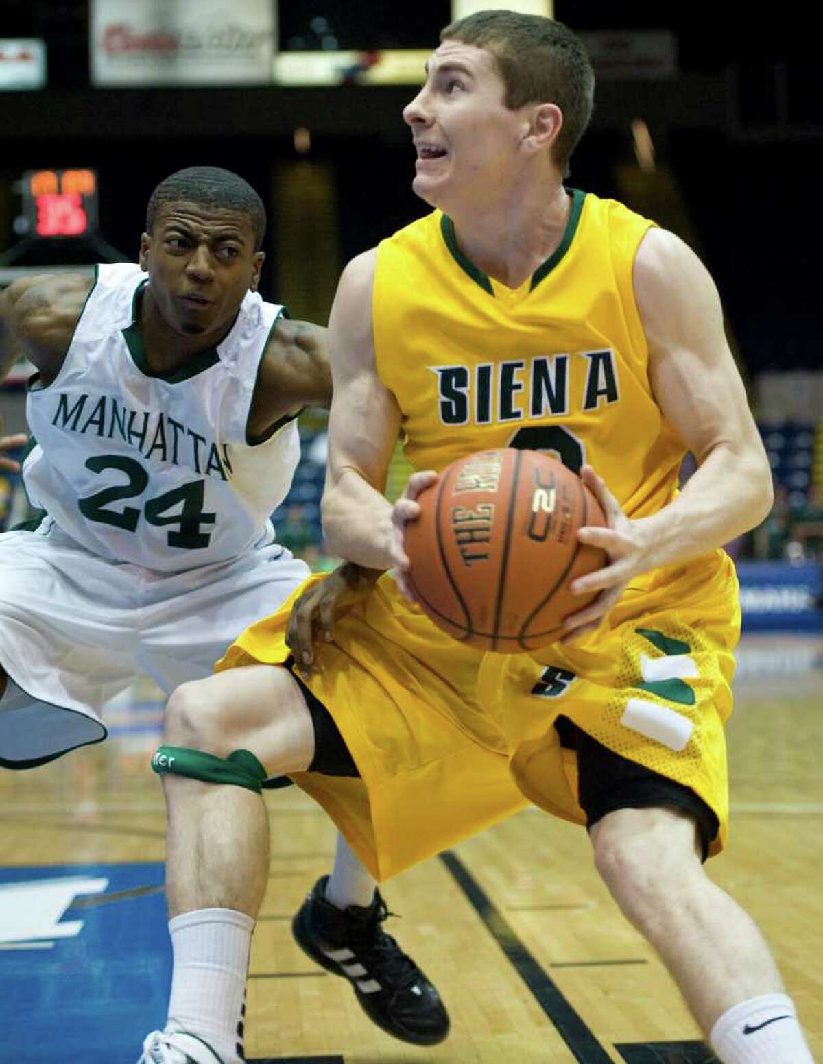 Siena outlasts Manhattan 84-82 in overtime