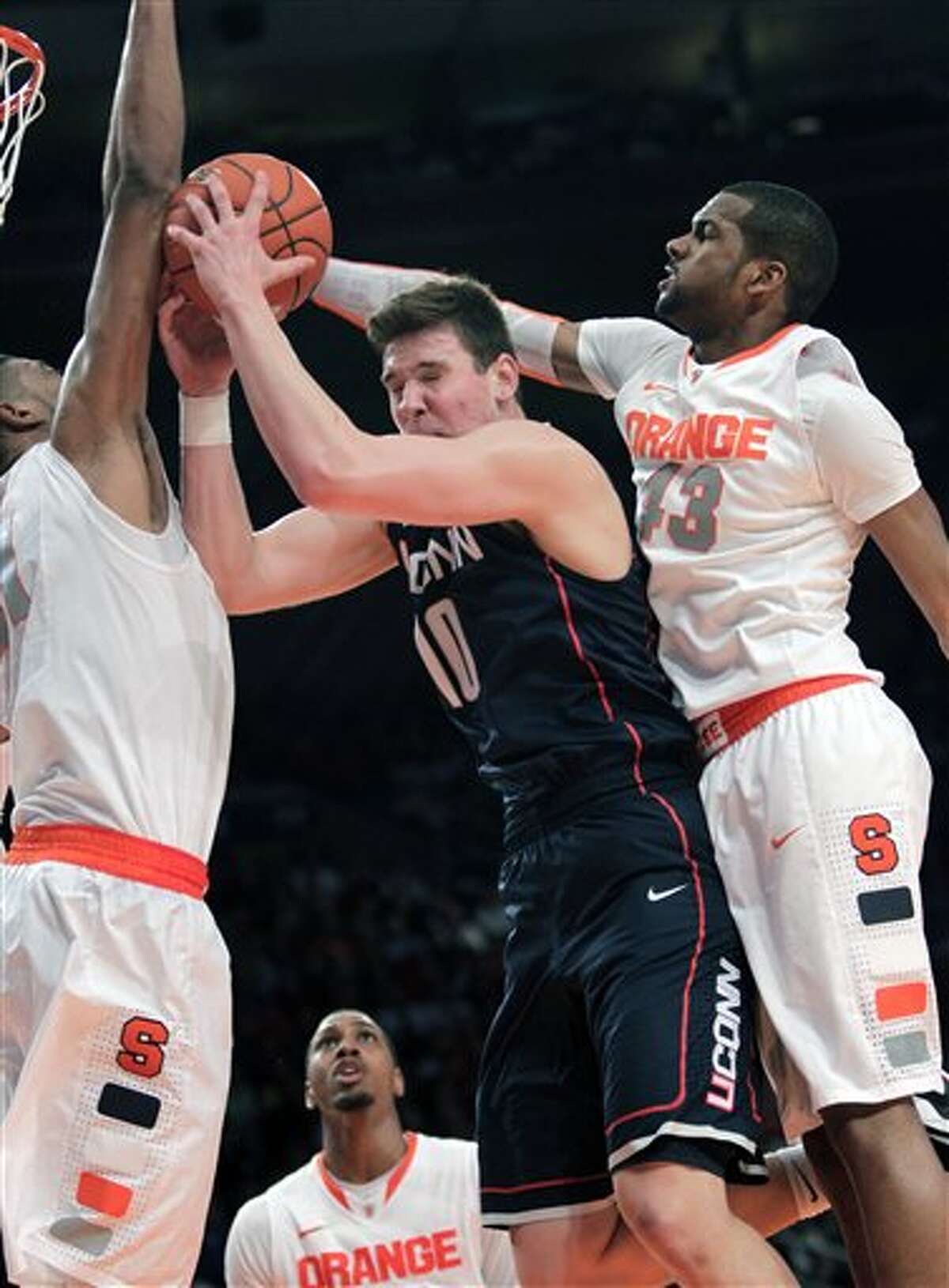 Syracuse outlasts UConn, ends Huskies' postseason streak