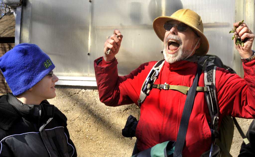'Wildman' guides foraging tour