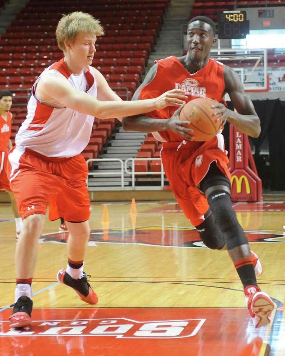Lamar runs final practice before flying to Dayton