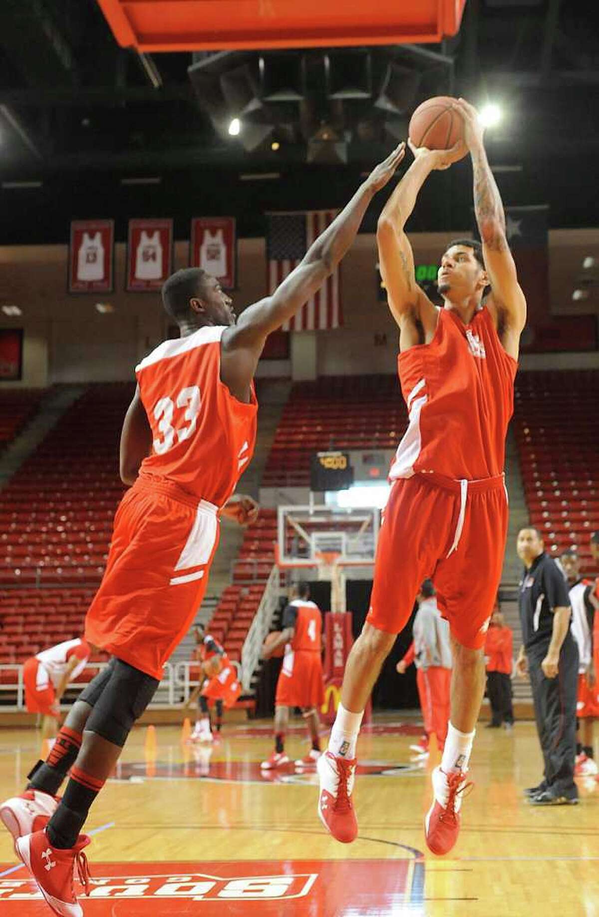 Lamar runs final practice before flying to Dayton