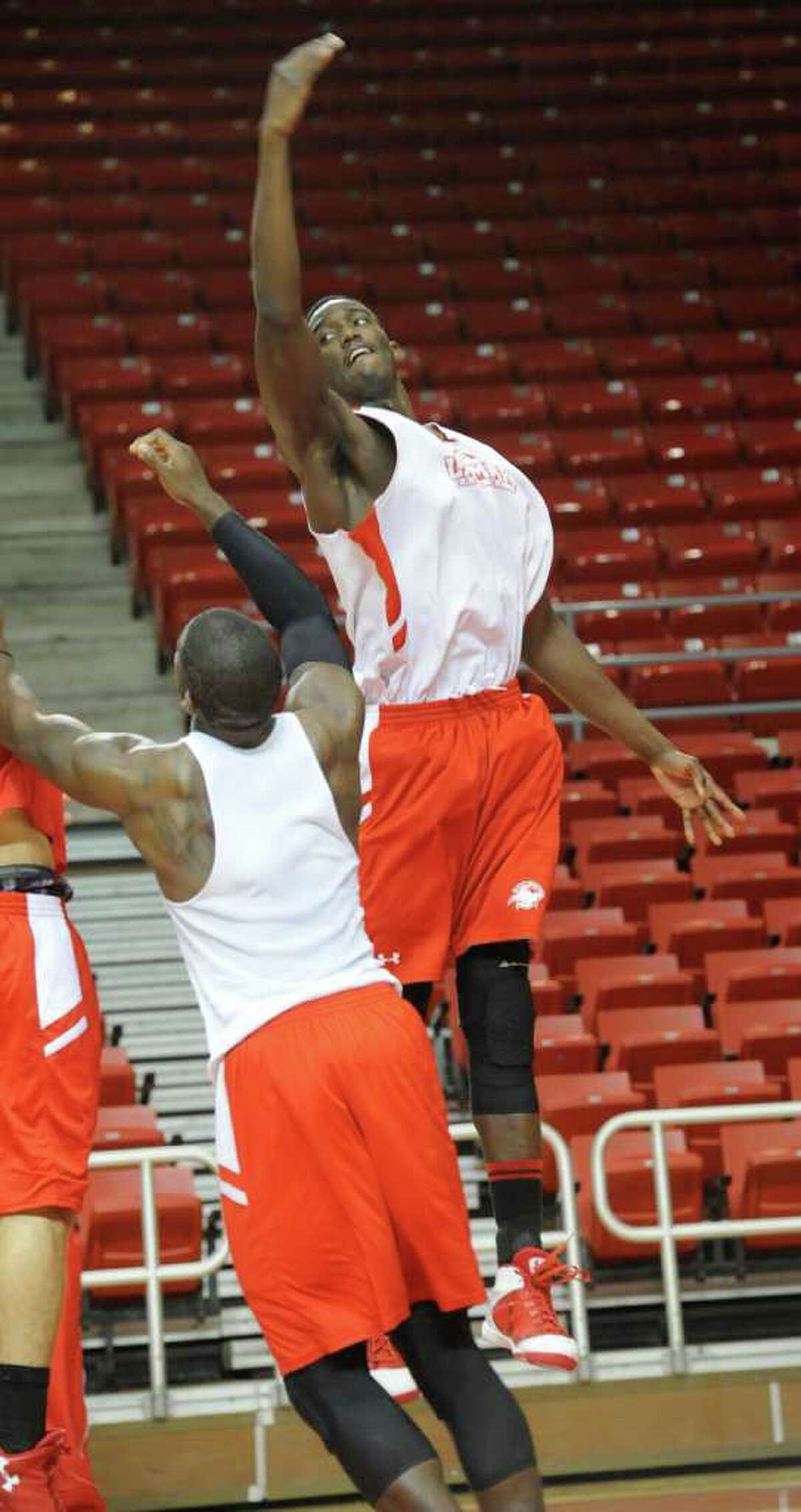 Lamar runs final practice before flying to Dayton