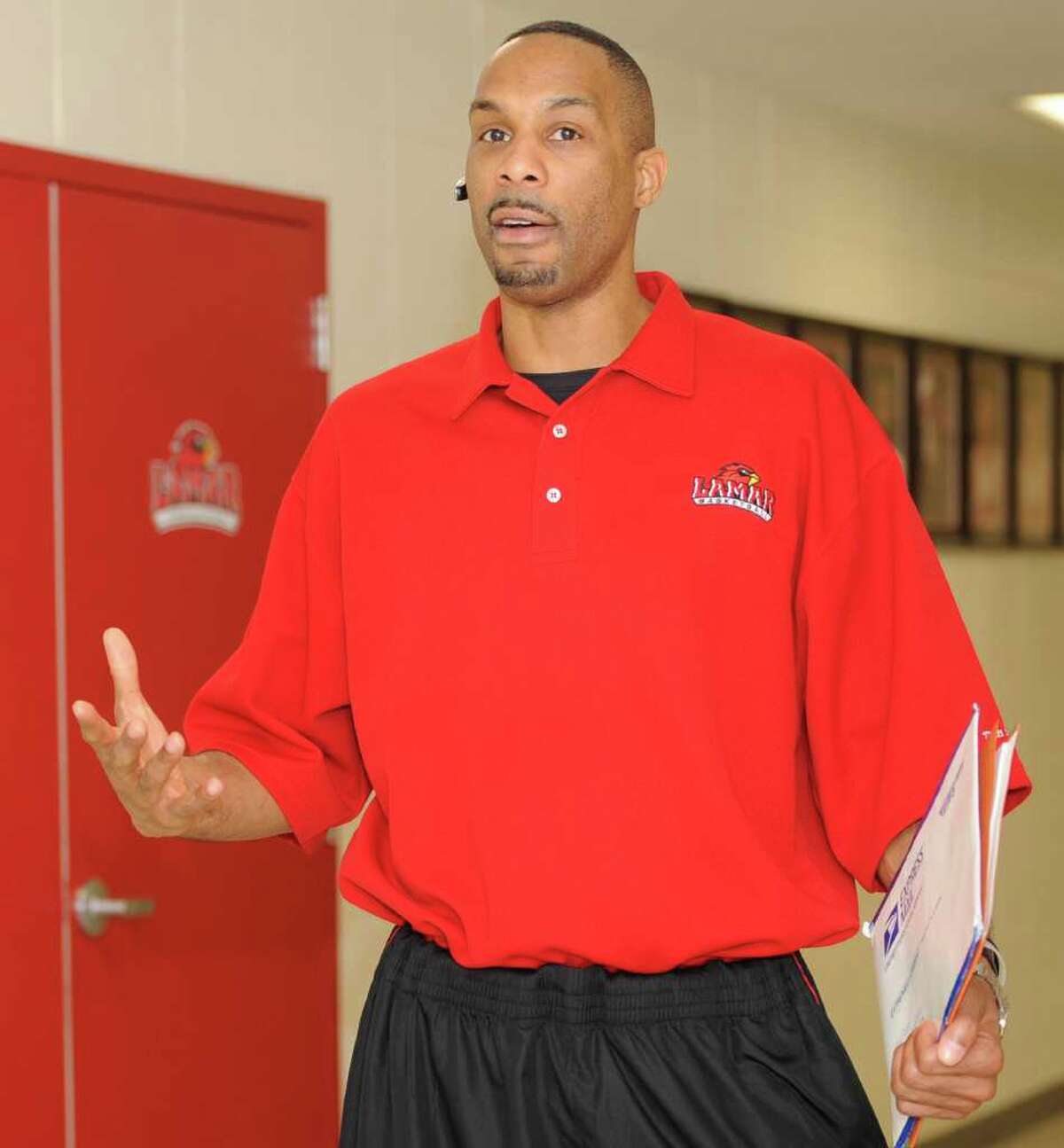 Lamar runs final practice before flying to Dayton