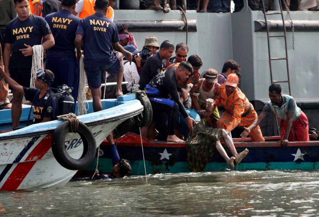 News of the world in photos: Ferry tragedy kills 31