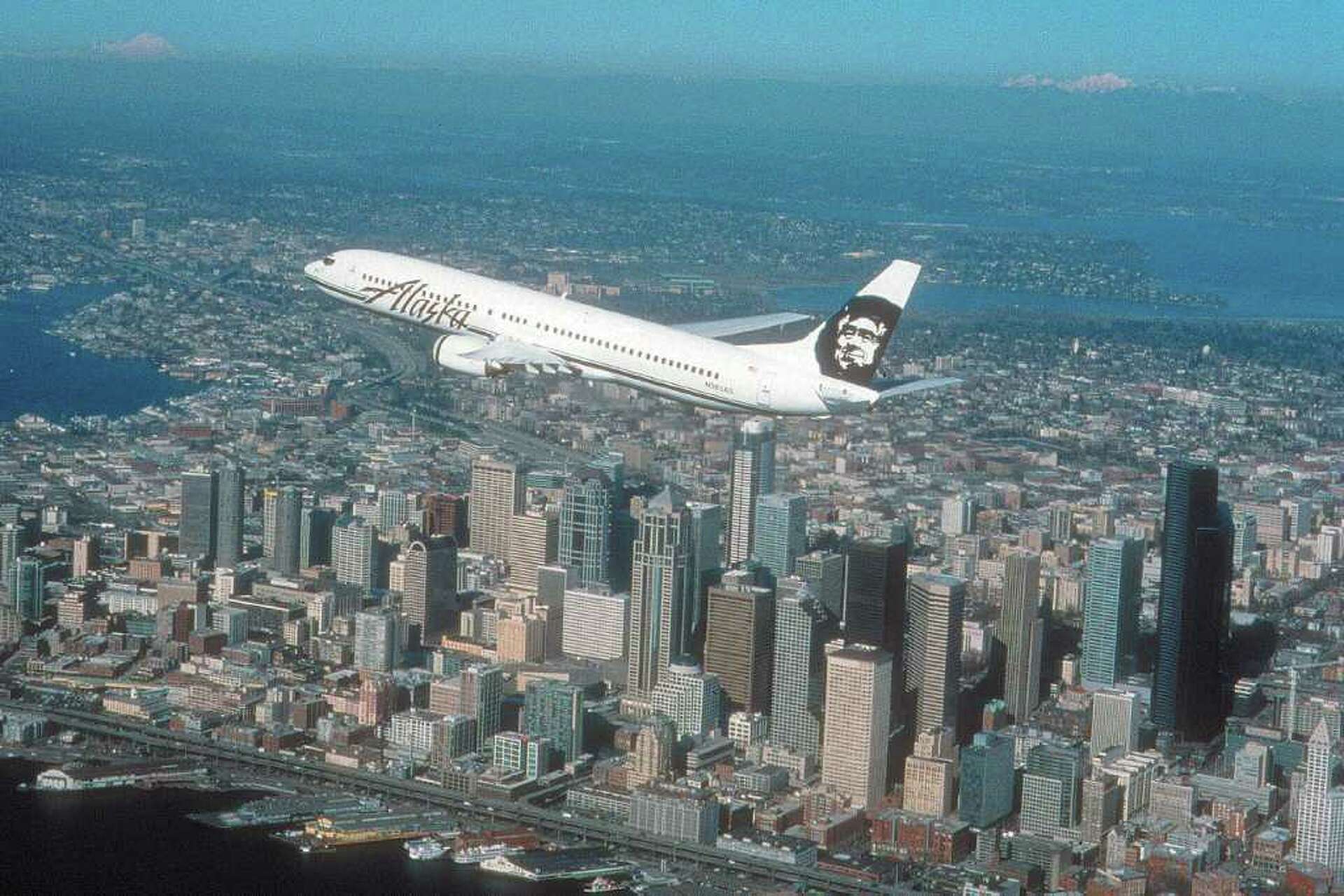 Alaska Airlines expands Seattle service, adds baggage self-tagging