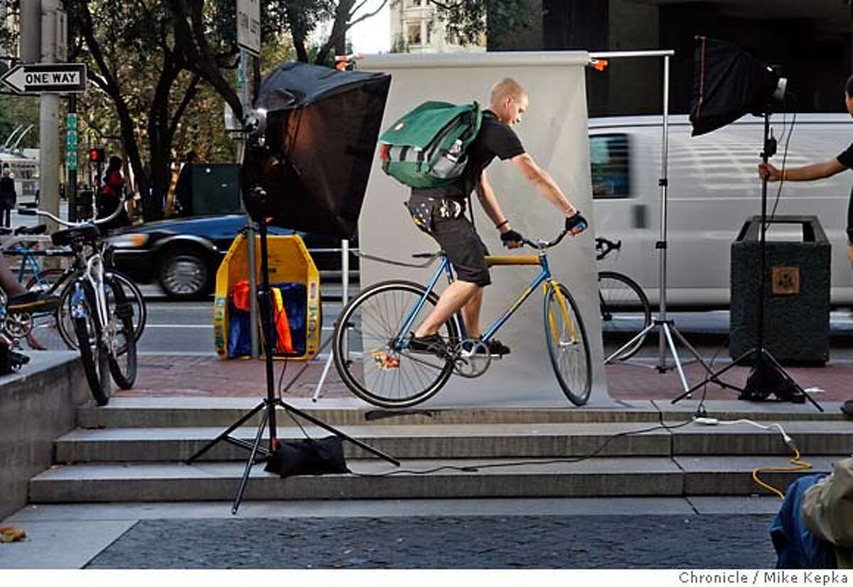 CRITICAL CLASS / Bike messengers sport cool clothes as they wend their ...