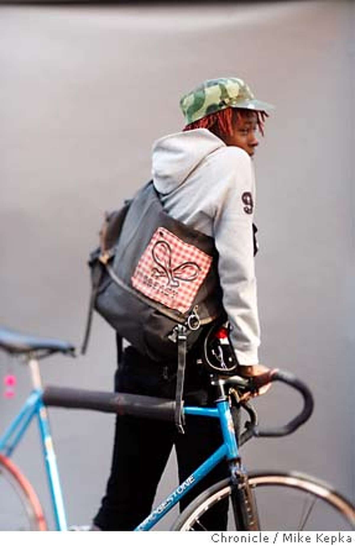 CRITICAL CLASS / Bike messengers sport cool clothes as they wend their ...