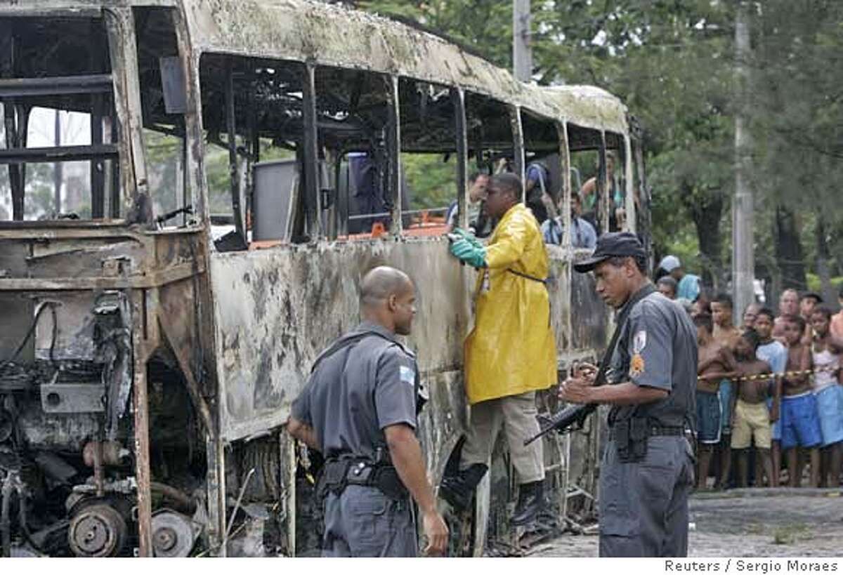 18 die in wave of violence staged by Rio drug gangs / Attacks on police ...